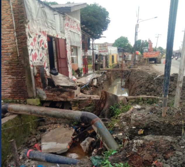 Pipa Bergeser oleh Proyek Parit, Air Mati Sementara